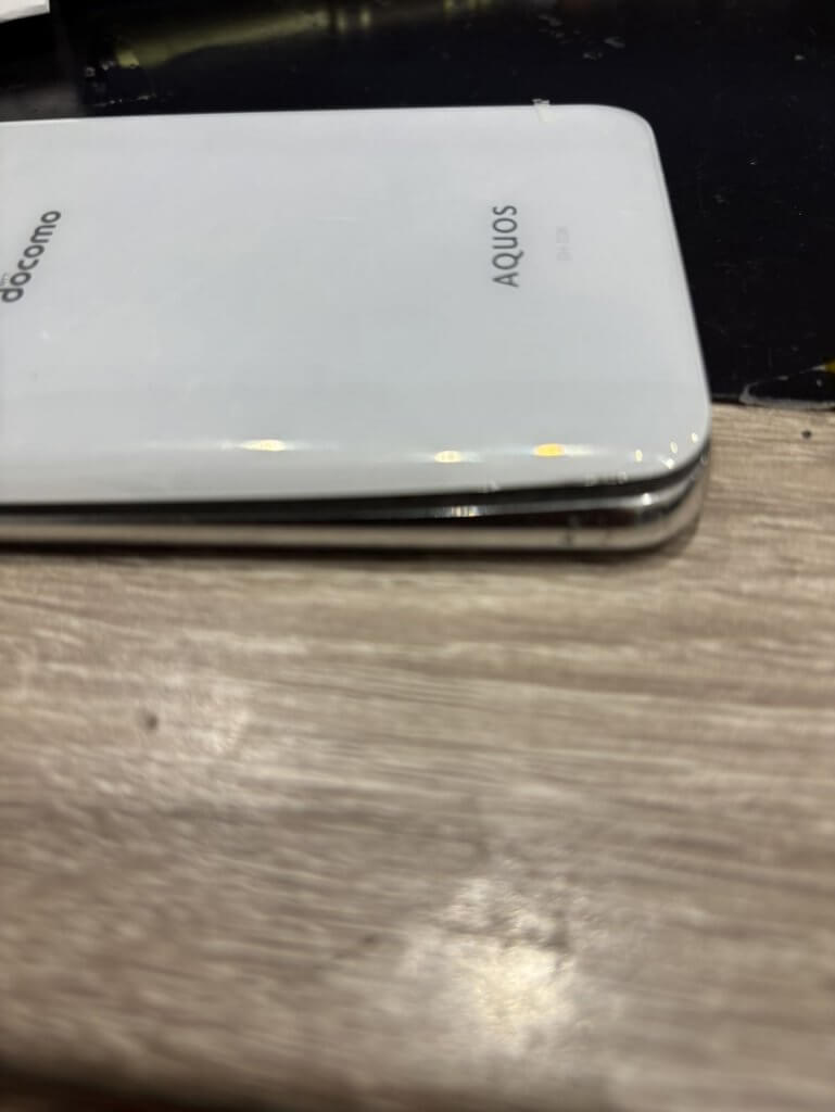 AQUOS R2 の背面が浮いてきた…バッテリー膨張かも？ | Xperia Galaxy AQUOS Google Pixel修理のアンドロイドホスピタル